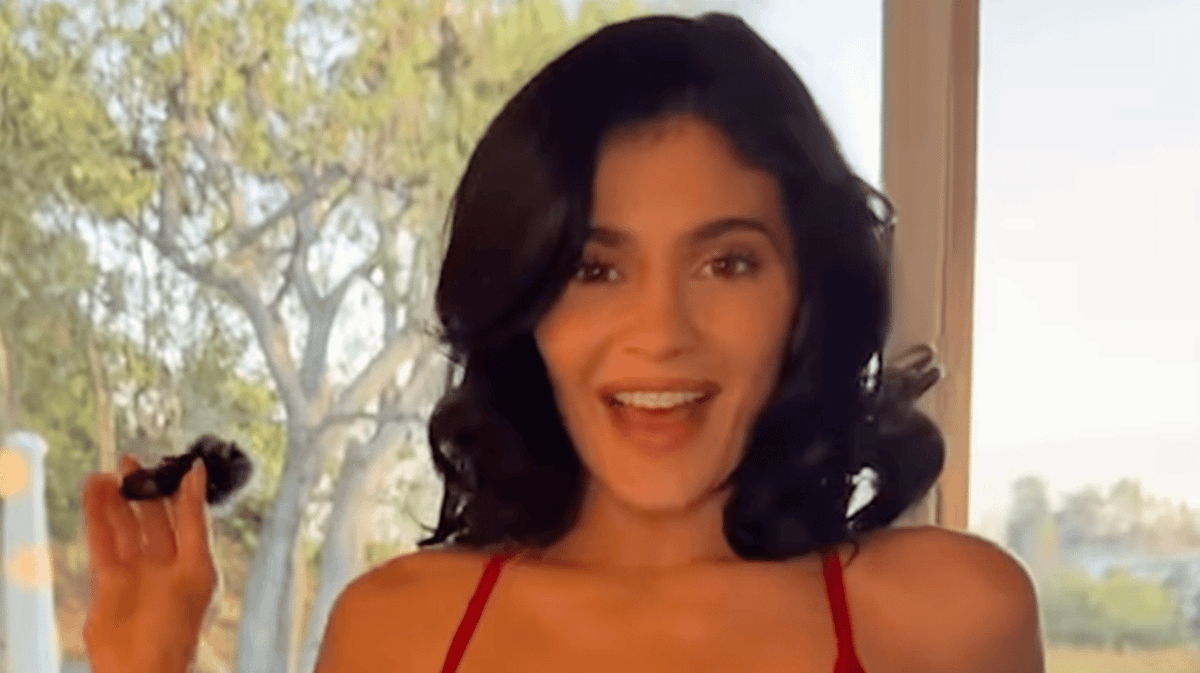 Kylie Jenner divides fans after sharing racy outfit she 'wears to pick ...
