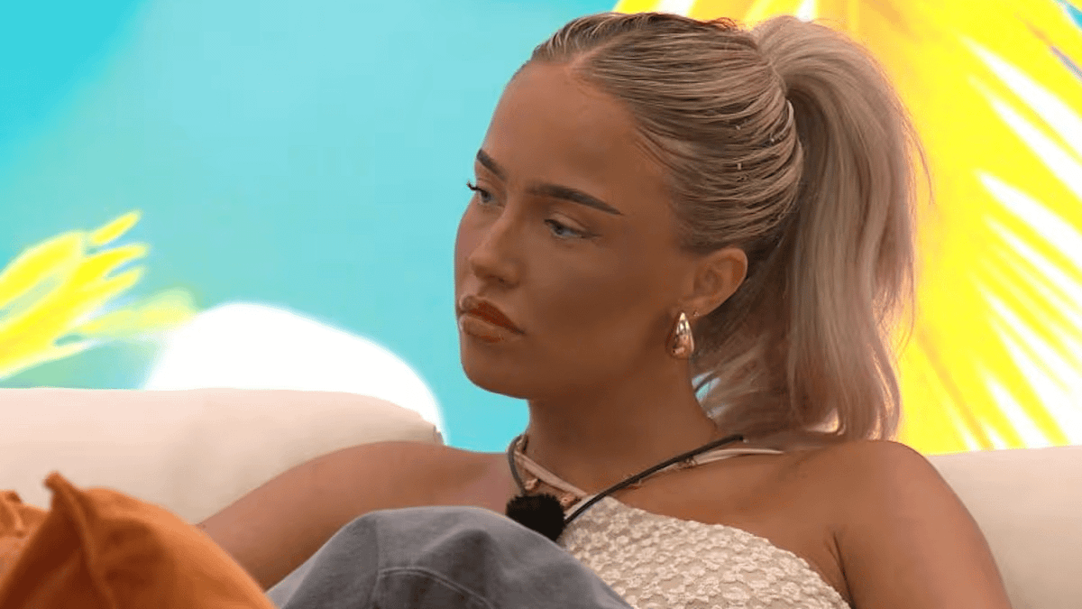 Love Island UK star Ellie sparks theory after walking around the villa ...
