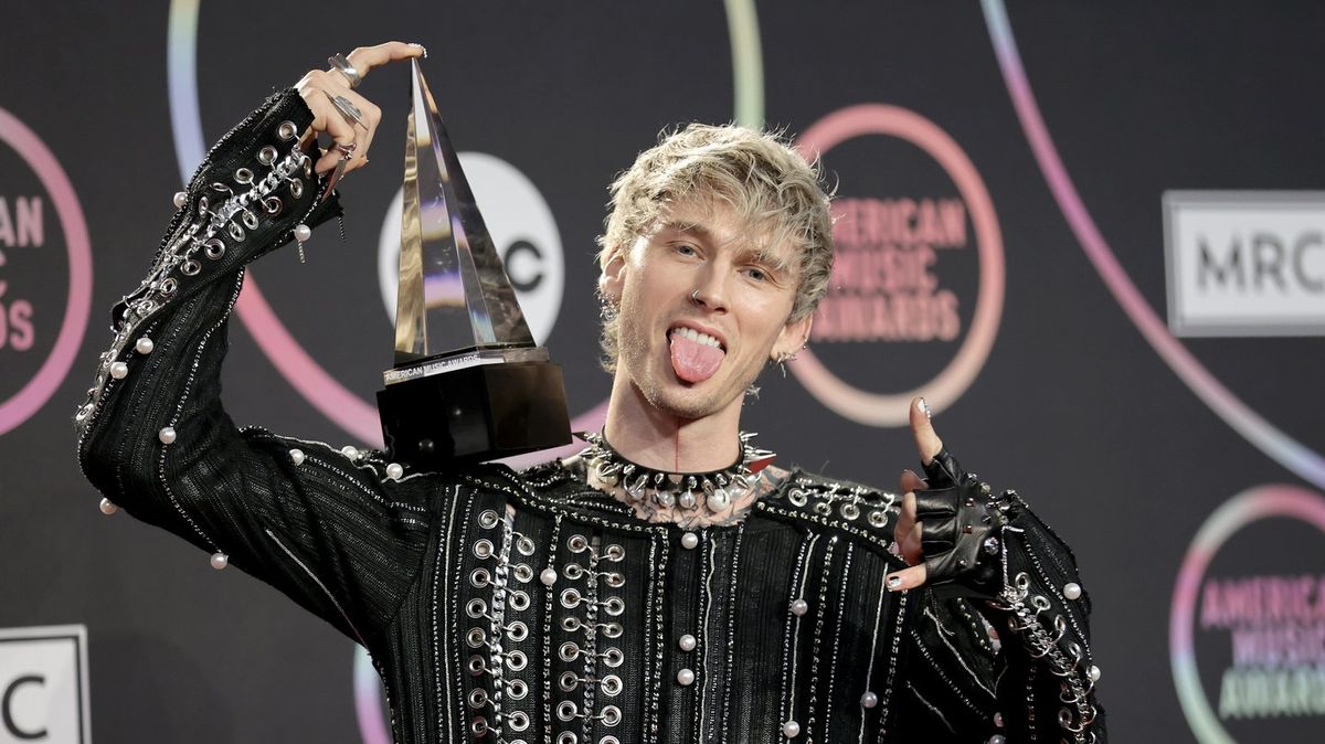 Machine Gun Kelly worries fans with concerning admission about his ...