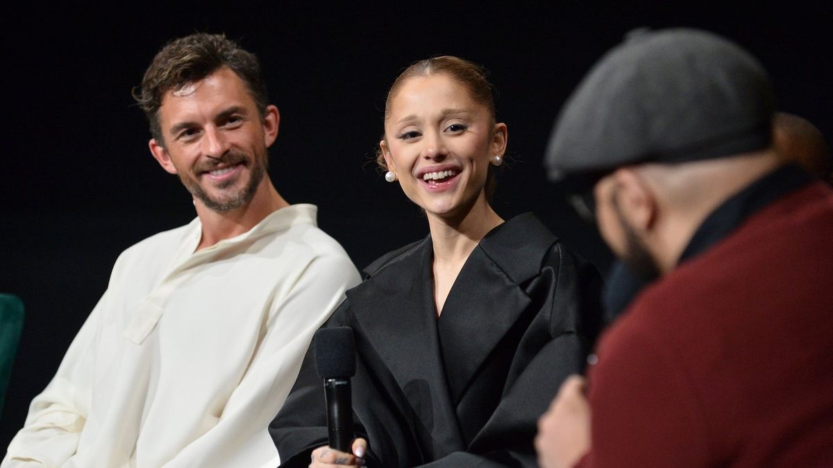 Ariana Grande fans 'screaming' as new Jonathan Bailey pic confirms ...