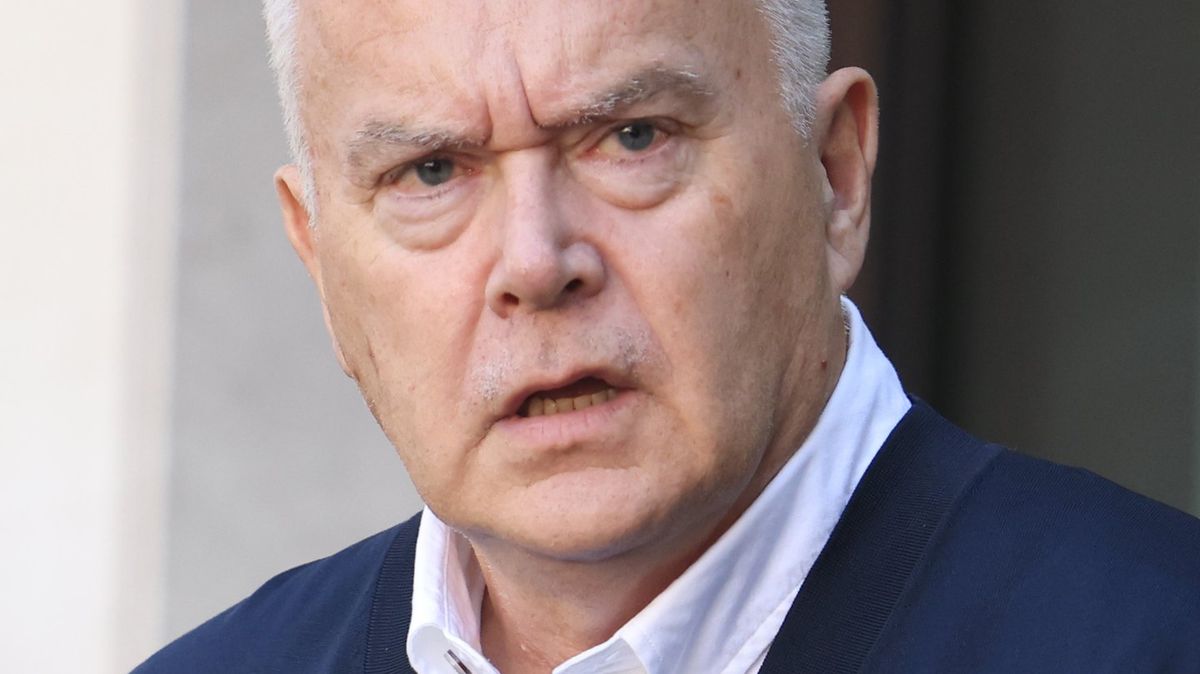 Huw Edwards issues statement on controversial show depicting scandal