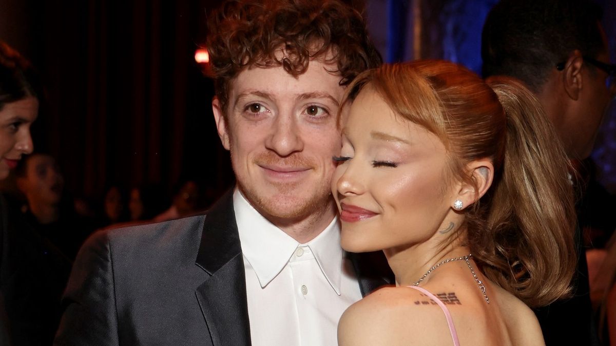 Ethan Slater has telling response when asked about ‘girlfriend’ Ariana ...