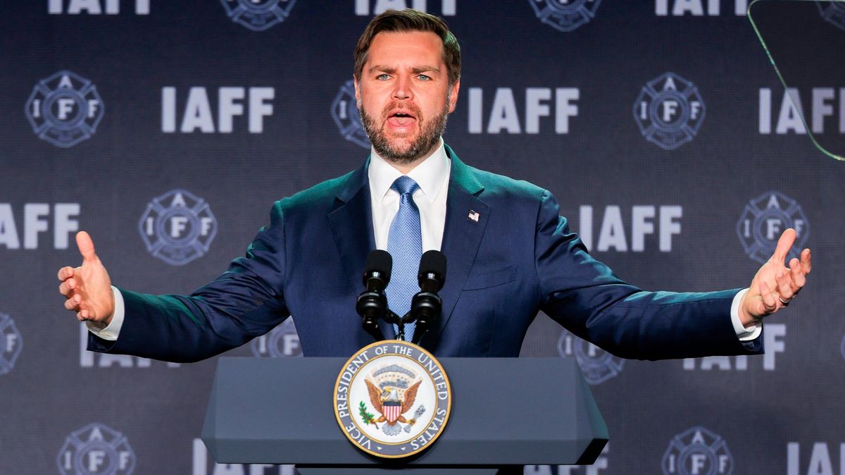 JD Vance's joke attempt awkwardly fails with crowd