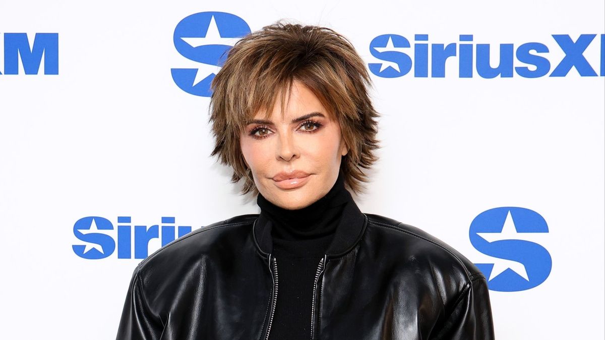 Lisa Rinna debuts brand new look and ditches iconic brunette bob