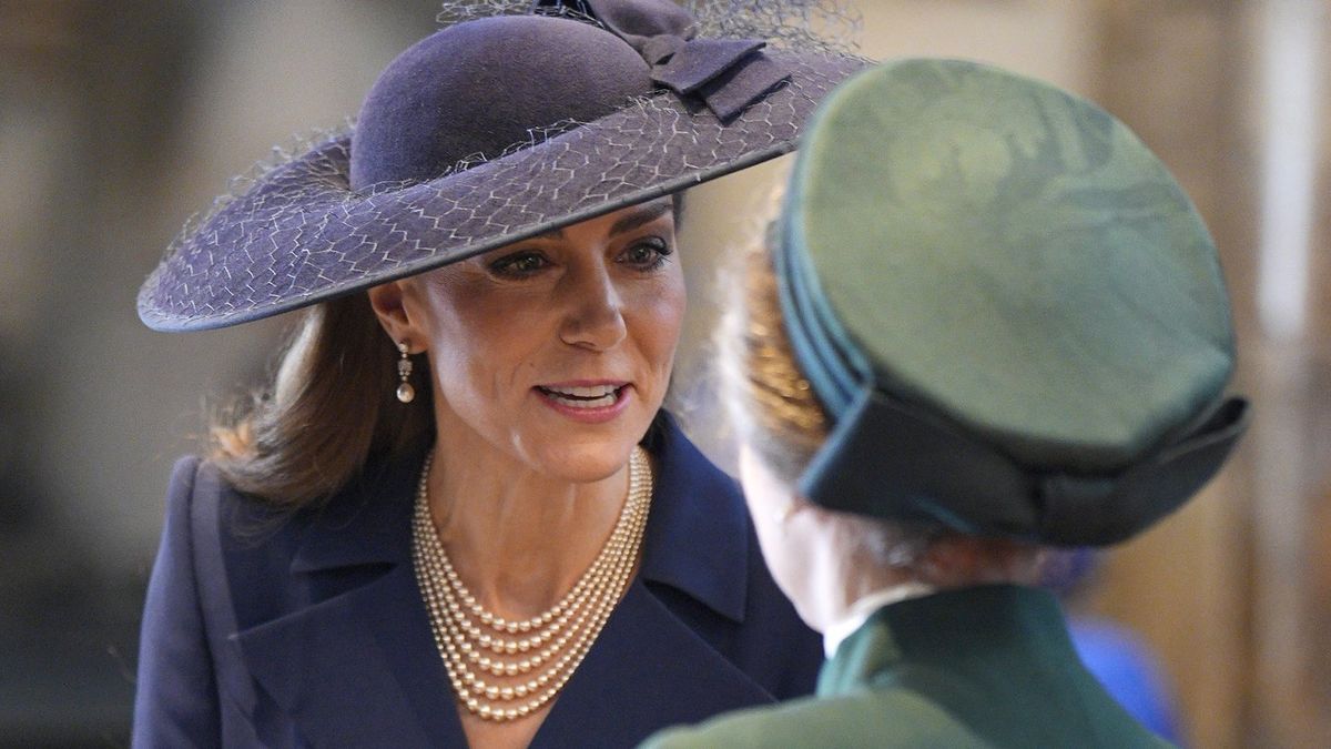 Princess Anne refuses to kiss Kate Middleton during awkward greeting ...
