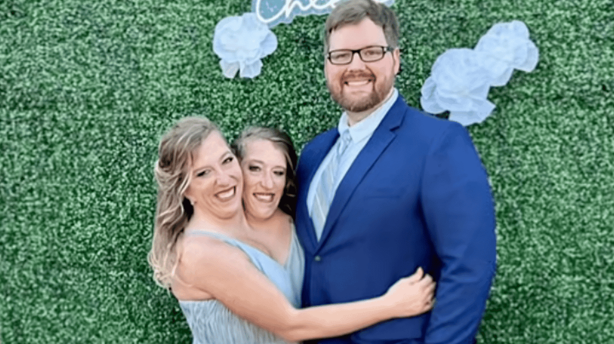 Conjoined twins Brittany and Abby Hensel answer questions everyone ...