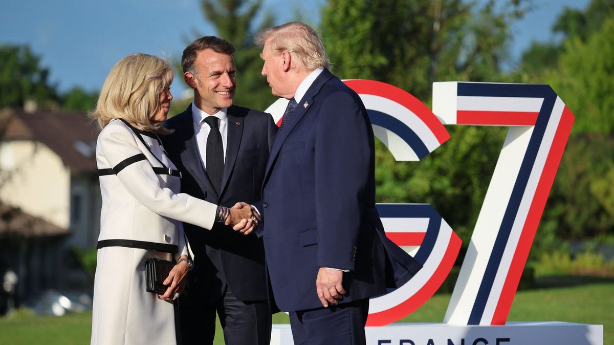 Donald Trump's whisperings to Brigitte Macron revealed by lip reader ...