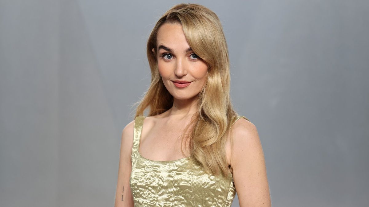 SNL comedian Chloe Fineman sparks backlash after admitting to pulling 6 ...