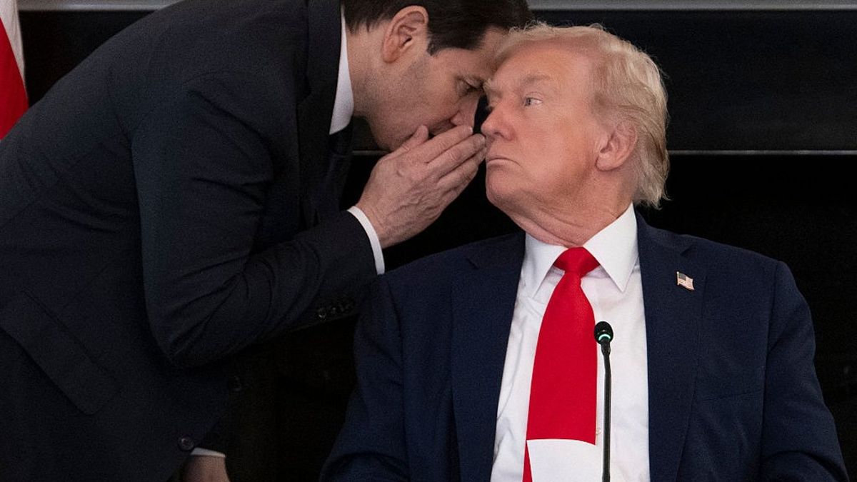 Donald Trump was given secret handwritten note during press conference ...