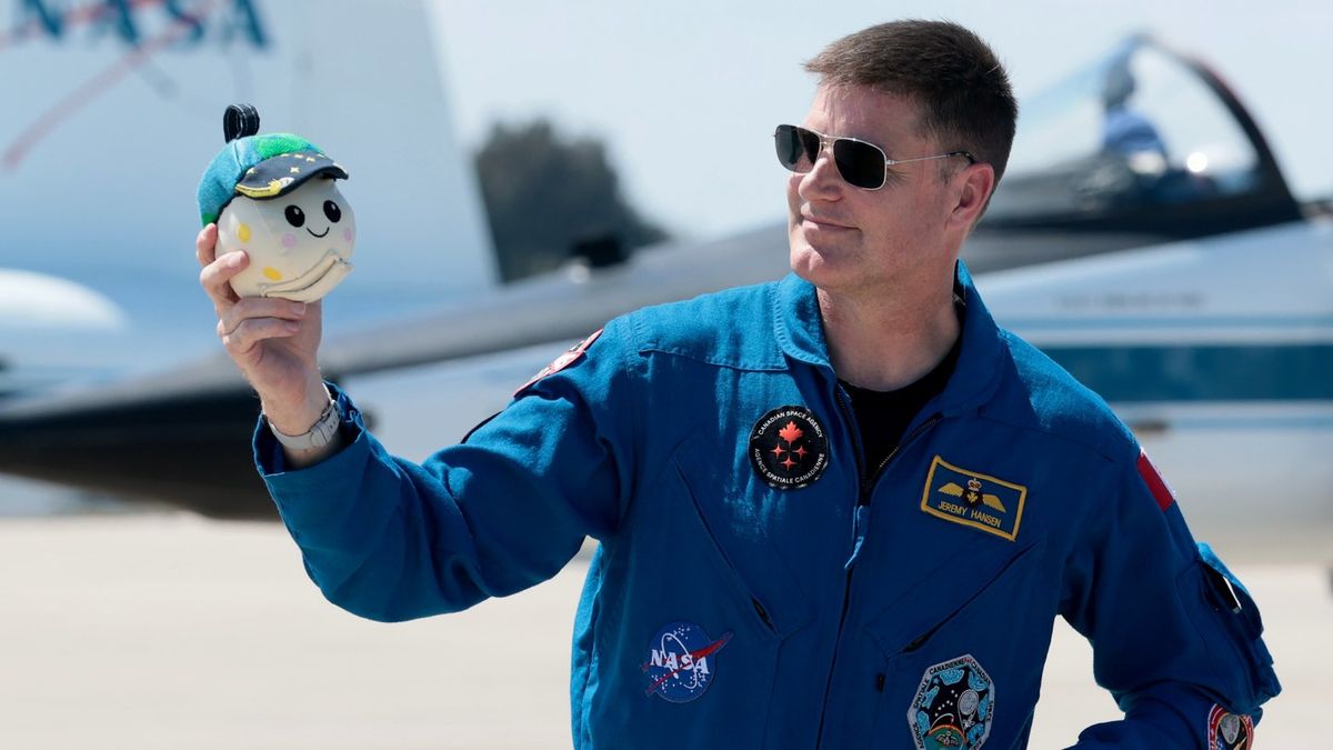 Heartwarming story behind Artemis II plushie as astronaut Victor Glover ...