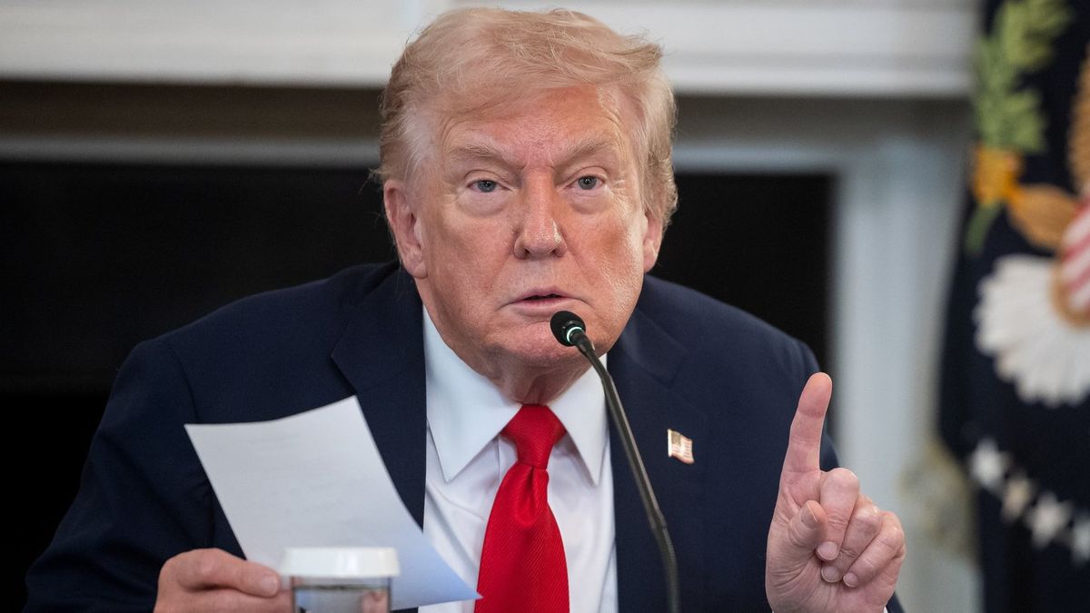 Donald Trump's secret note has people questioning one major detail ...