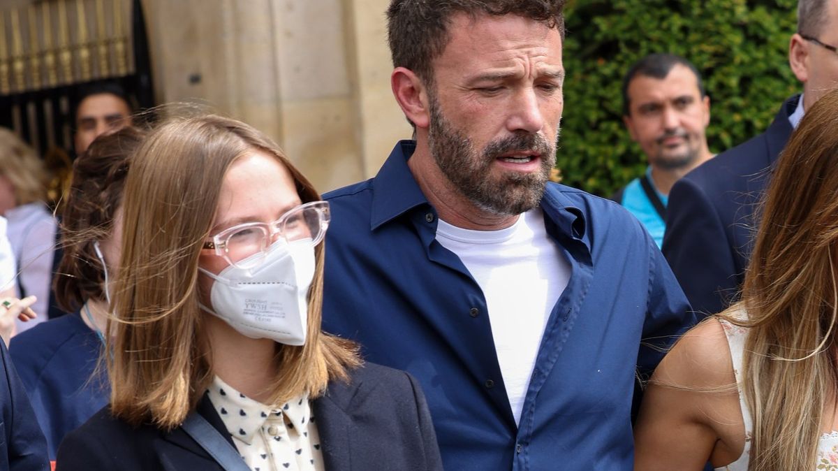 Real reason Ben Affleck’s daughter Violet wears masks in public as ...