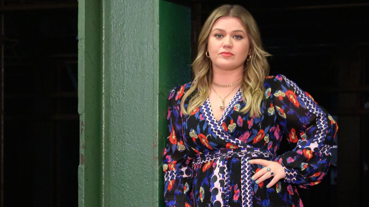 Kelly Clarkson doubles down in Brooklyn store 'Pretty Woman' dancing ...