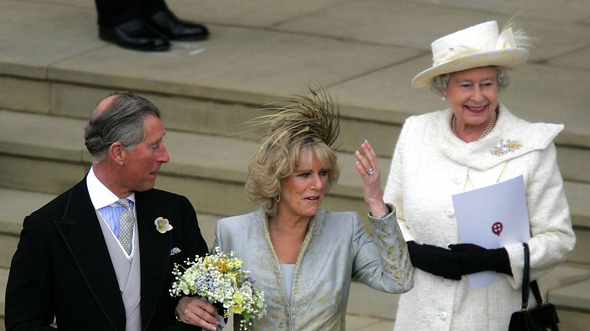 Queen Elizabeth II wore white to King Charles and Queen Camilla's ...