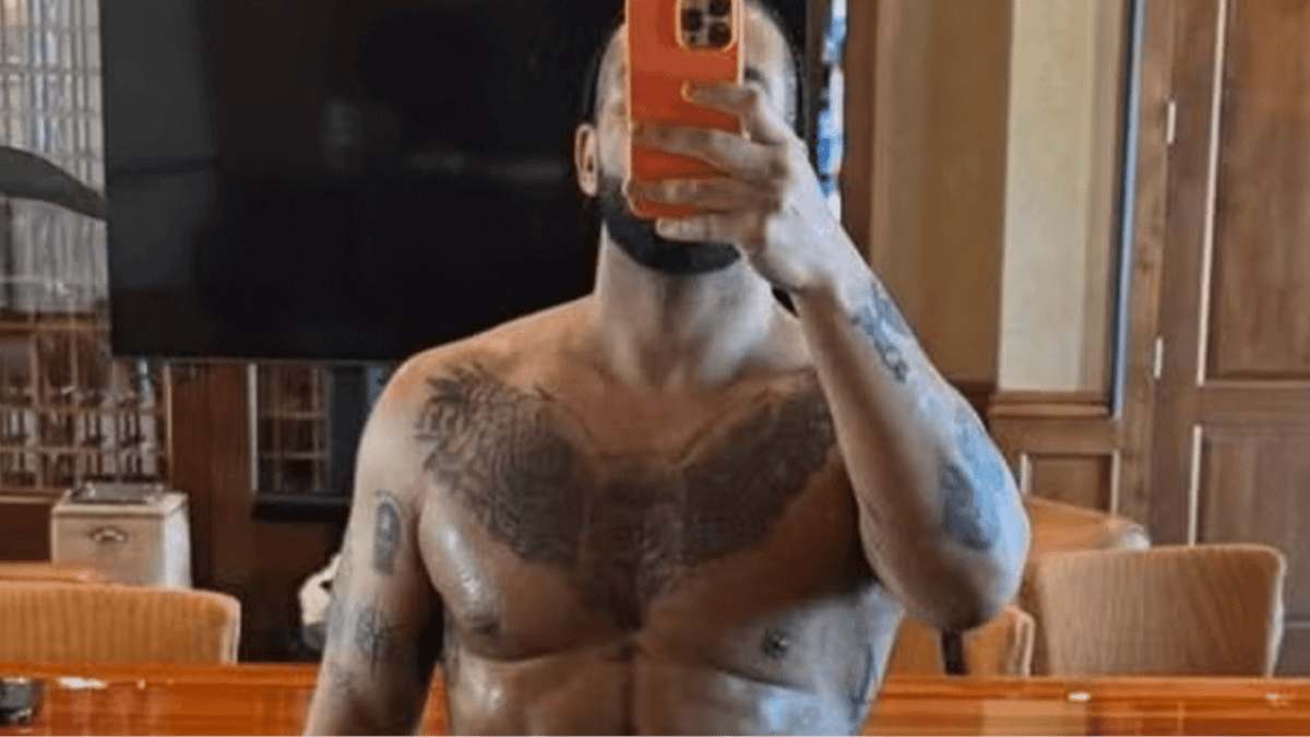 Drake breaks silence on viral 6-pack selfie after fans accused him of ...