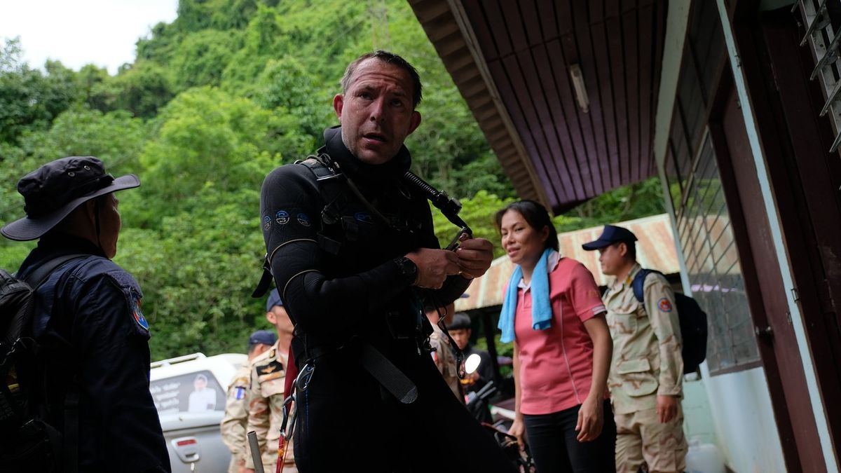 Elite divers join dangerous mission to recover Italians lost in ...