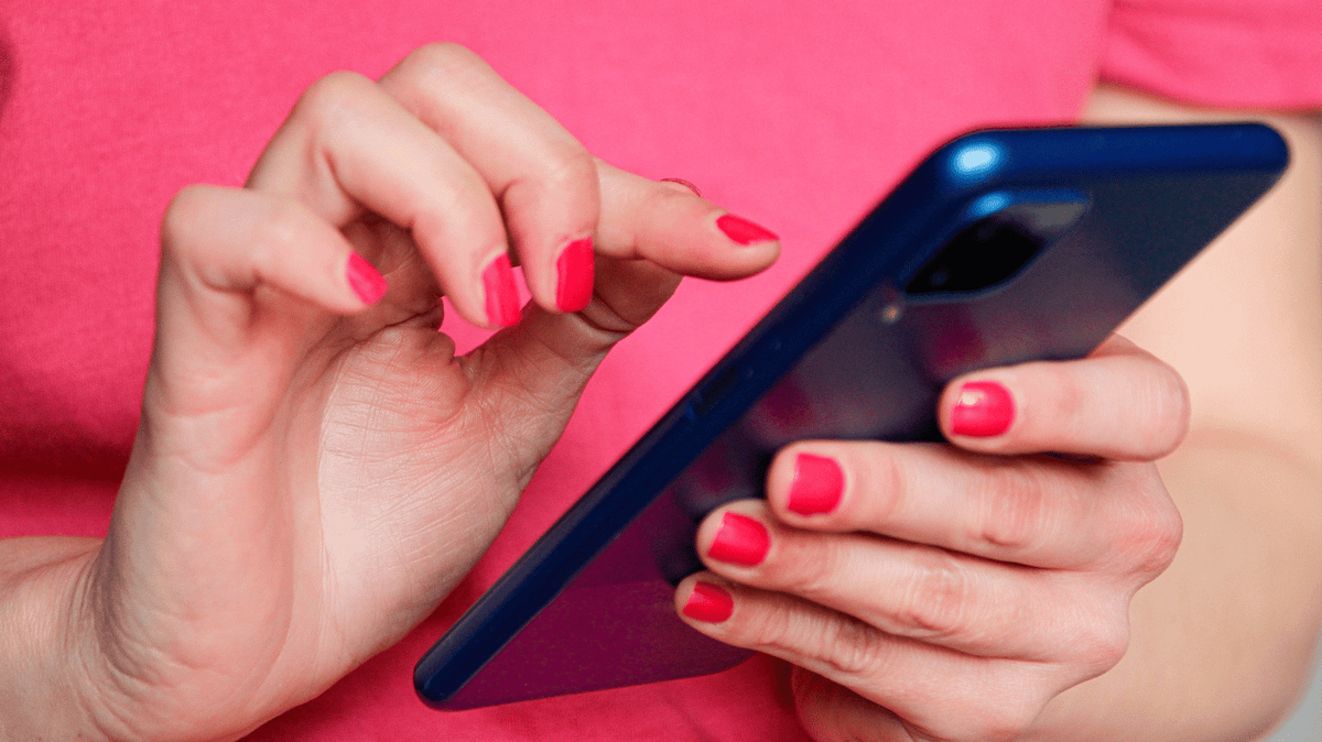 Cybersecurity expert warns there’s one simple sign your phone has been ...