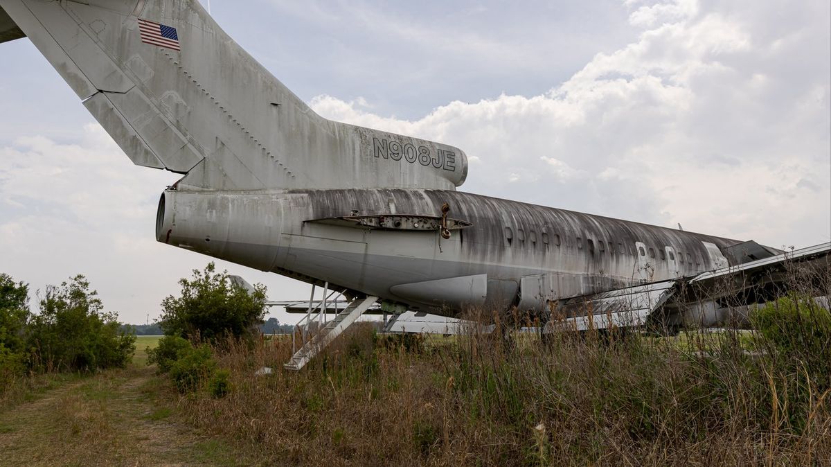 Urban explorers break into Epstein’s ‘Lolita Express’ jet and film rare ...