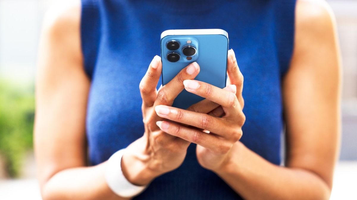 iPhone users given critical warning over hot weather hack that could ...