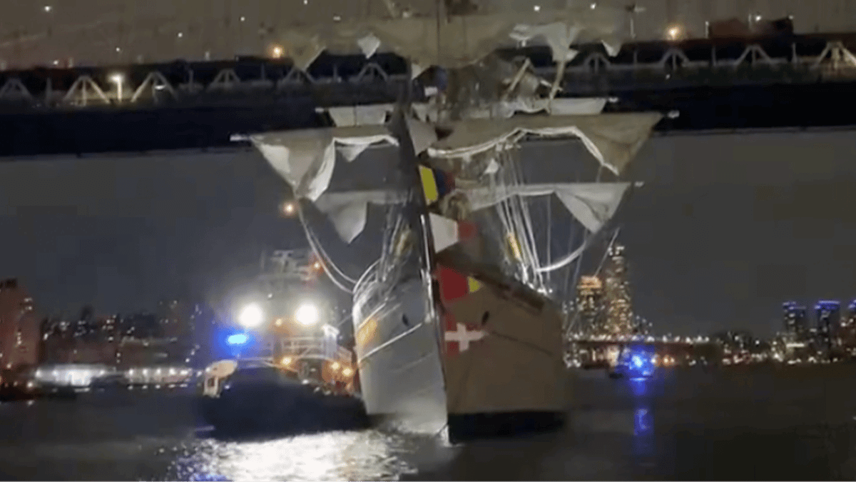 Horrific moment ship smashes into Brooklyn Bridge killing at least two ...