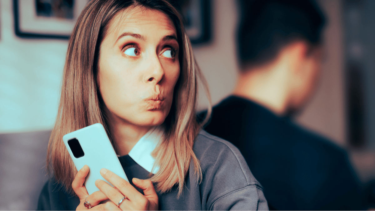 Body language expert shares five subtle red flag behaviors that could ...