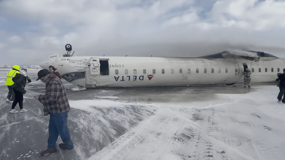 Passenger posts horrifying video of inside Delta plane moments after it ...