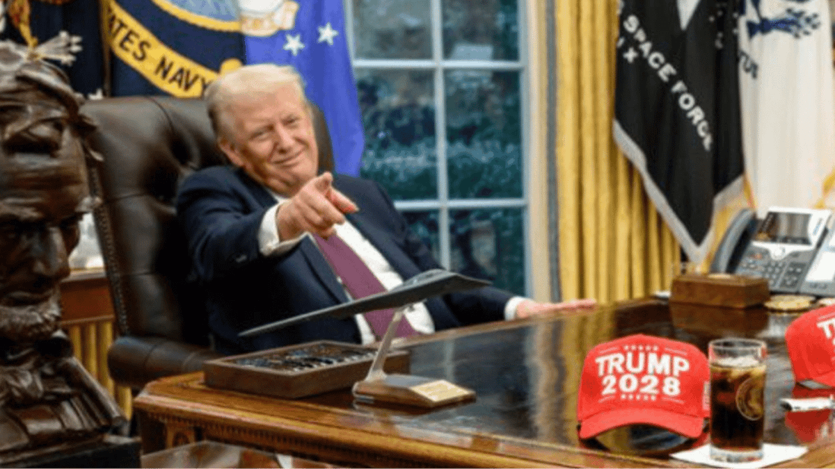 People deeply concerned after Trump posts photo hinting at him running ...