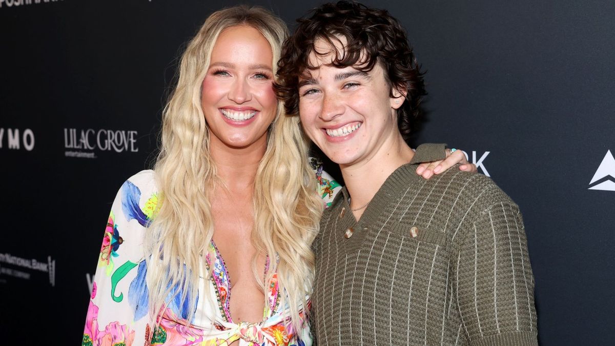 Pitch Perfect's Anna Camp is 'proud' to be bisexual and defends ...