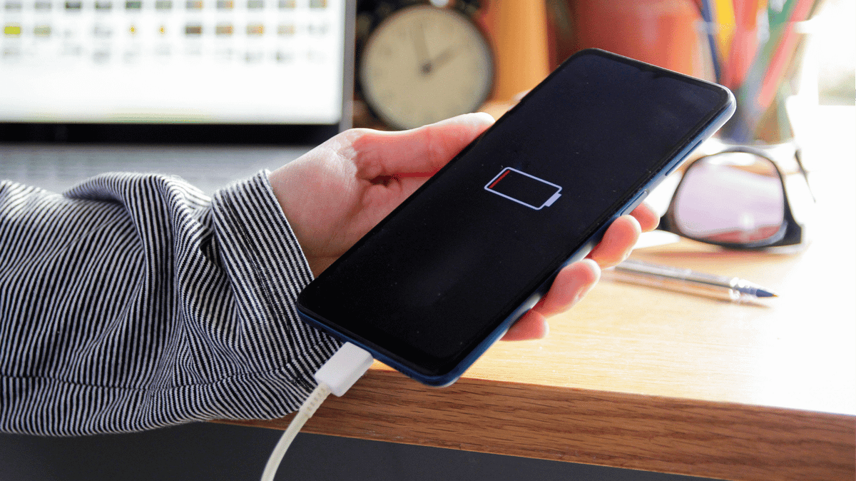 Experts explain why people should never charge their phone to 100% and ...
