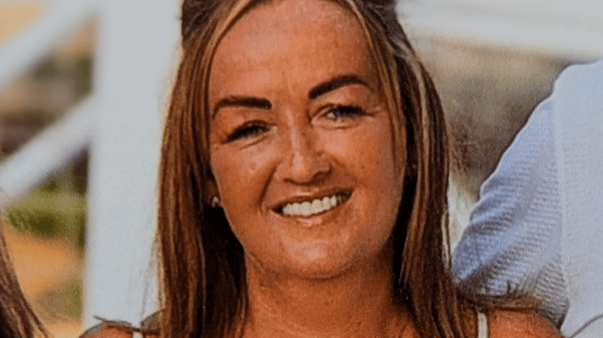 Mom, 46, tragically dies while taking a bath after holding phone as it ...