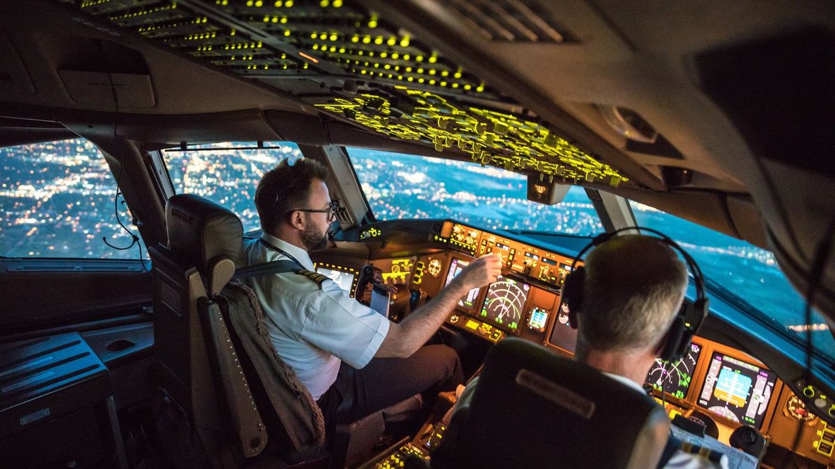 Pilot reveals the strange reason they use soda to clean airplane ...