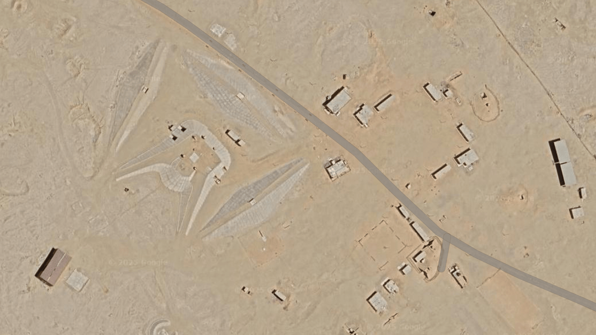 Mysterious structure spotted near Egypt's pyramids on Google Maps ...