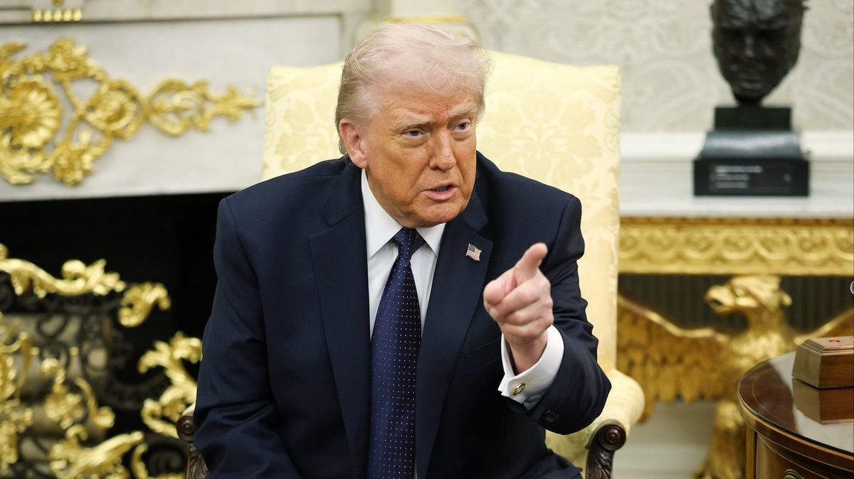 Body language expert breaks down what Trump's gestures mean including ...