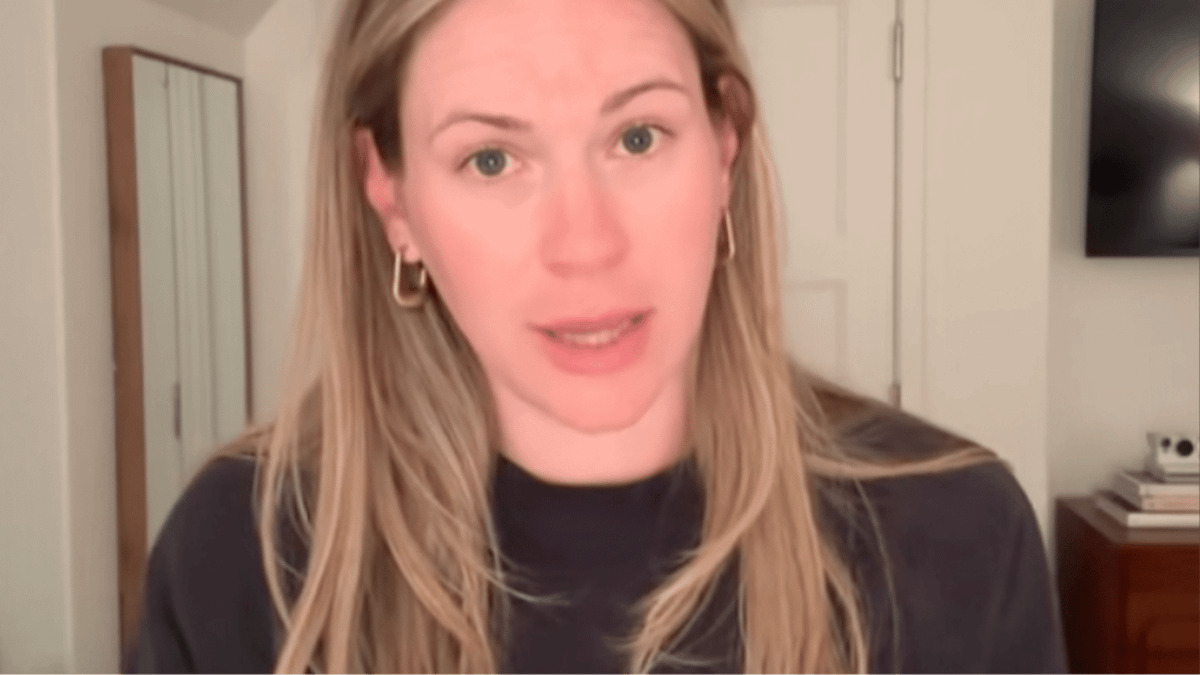 Woman issues public apology after her 'severe diarrhea' canceled flight ...