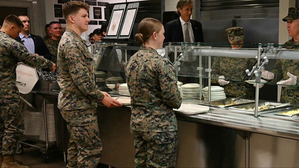 US soldier shares disturbing photo of what they're being served to eat ...