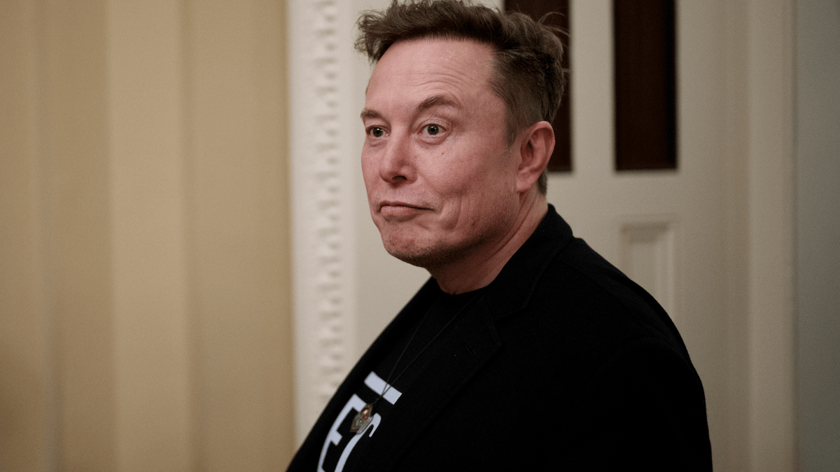 Elon Musk's savage two-word response as 'half the internet' goes down ...