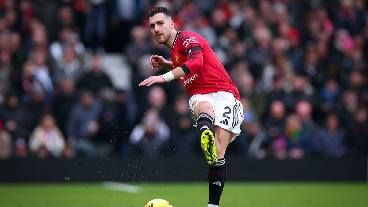 Diogo Dalot Reveals Man Utd Players' True Thoughts on Fan Not Cutting ...