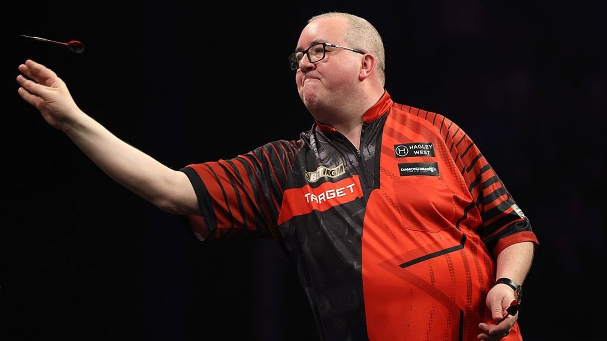 Darts Legend Calls Out Commentator for Stephen Bunting Remark Before PL ...