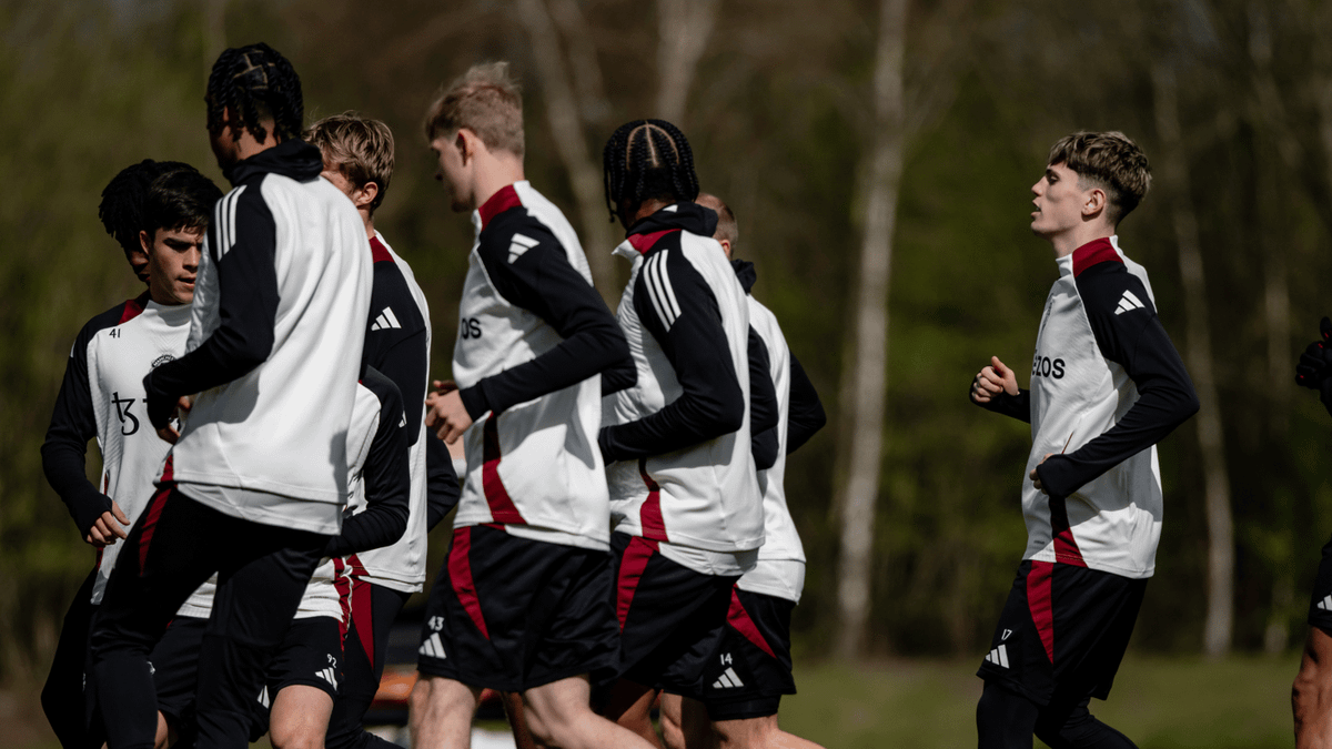 Man Utd star spotted wearing new brand of boots despite Nike contract ...