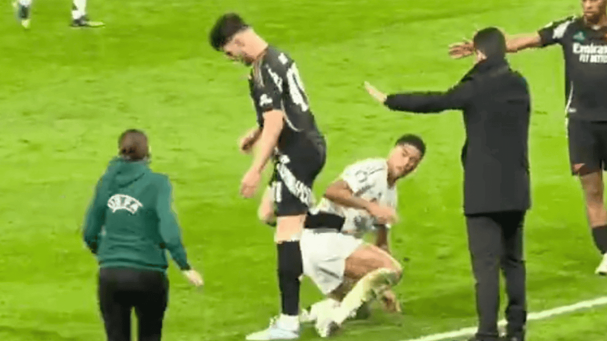 Fans turn on Jude Bellingham after spotting what he did to Declan Rice ...
