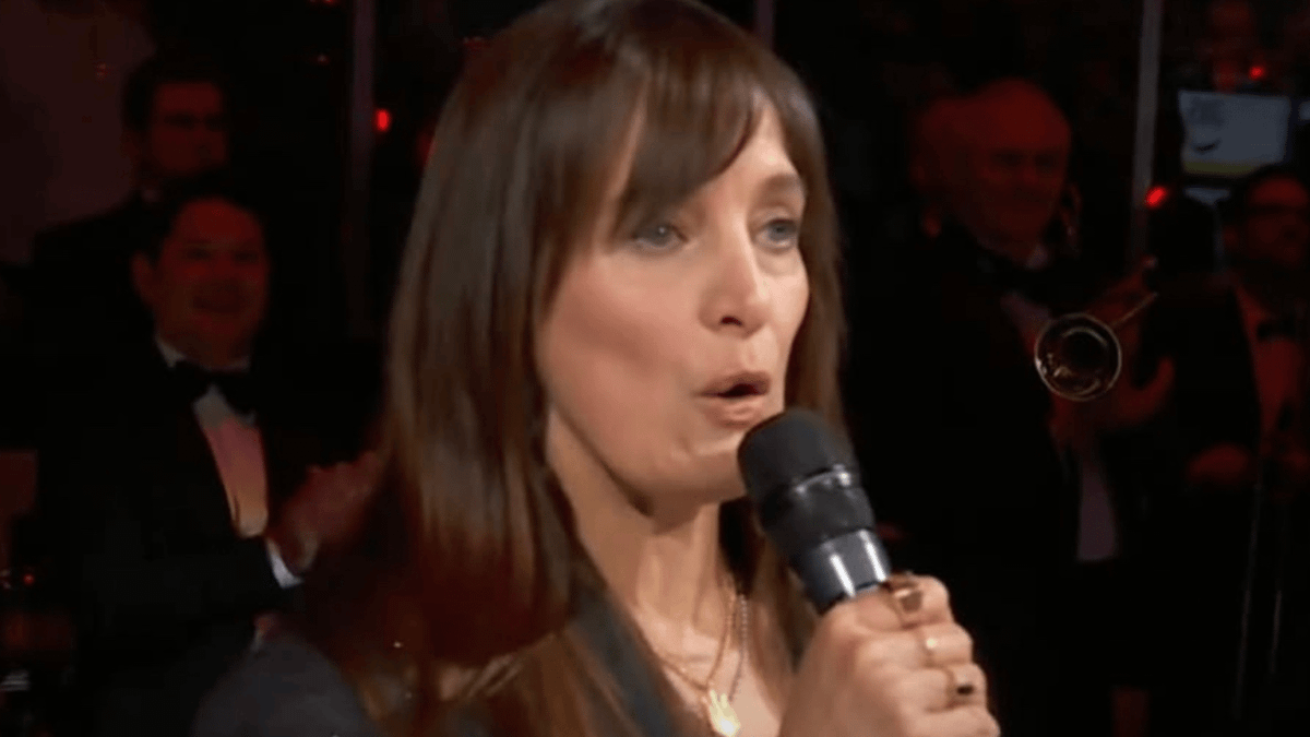 Canadian national anthem singer fires shot at Donald Trump with ...