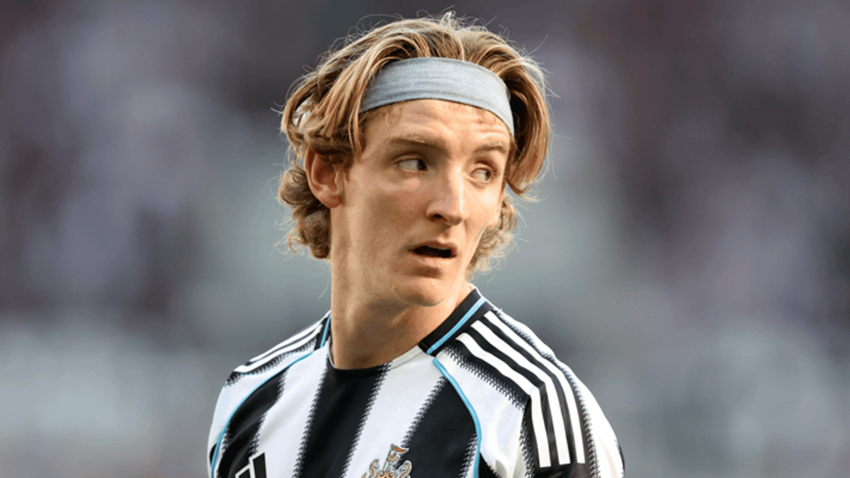 Anthony Gordon Speaks Out on Alexander Isak Situation as Newcastle ...