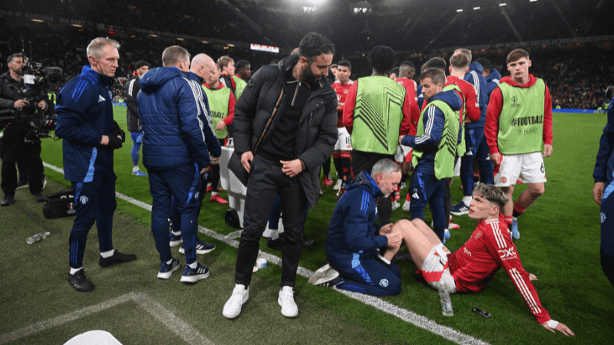 Two Man Utd players forced to leave Old Trafford at half-time during ...