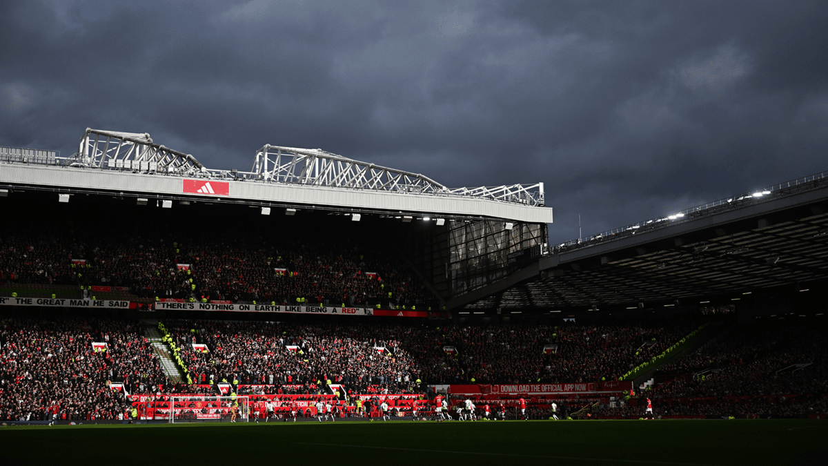 Man United legend walks away from the club and hands his season ticket ...