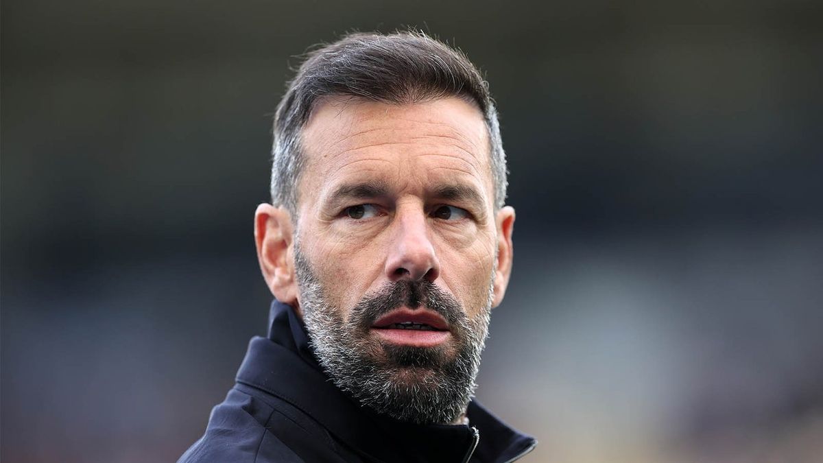 Ruud van Nistelrooy becomes shock contender to replace ex-England ...