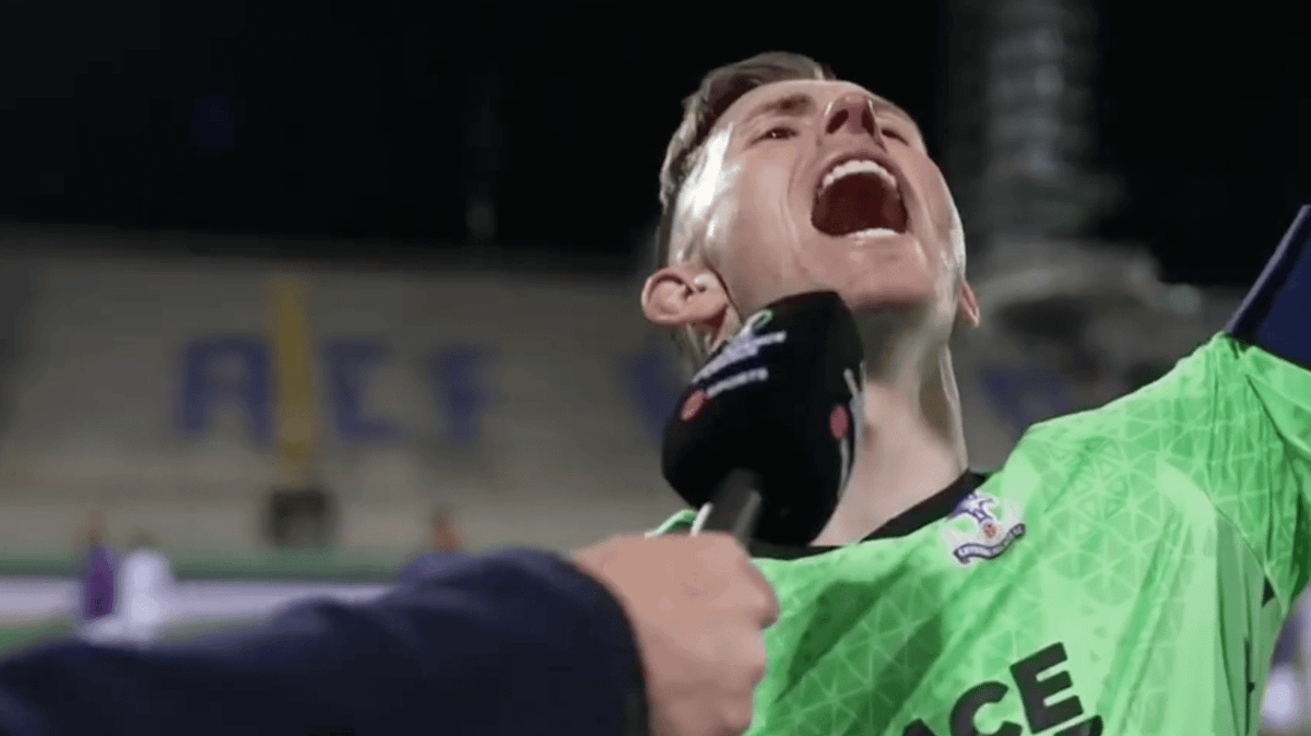 Dean Henderson interrupts his own post-match interview to make unheard ...