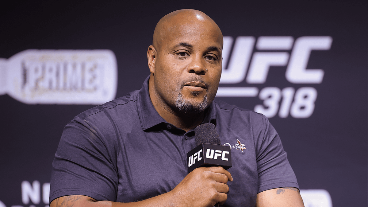 Daniel Cormier leaks what's in envelope that every UFC fighter receives ...