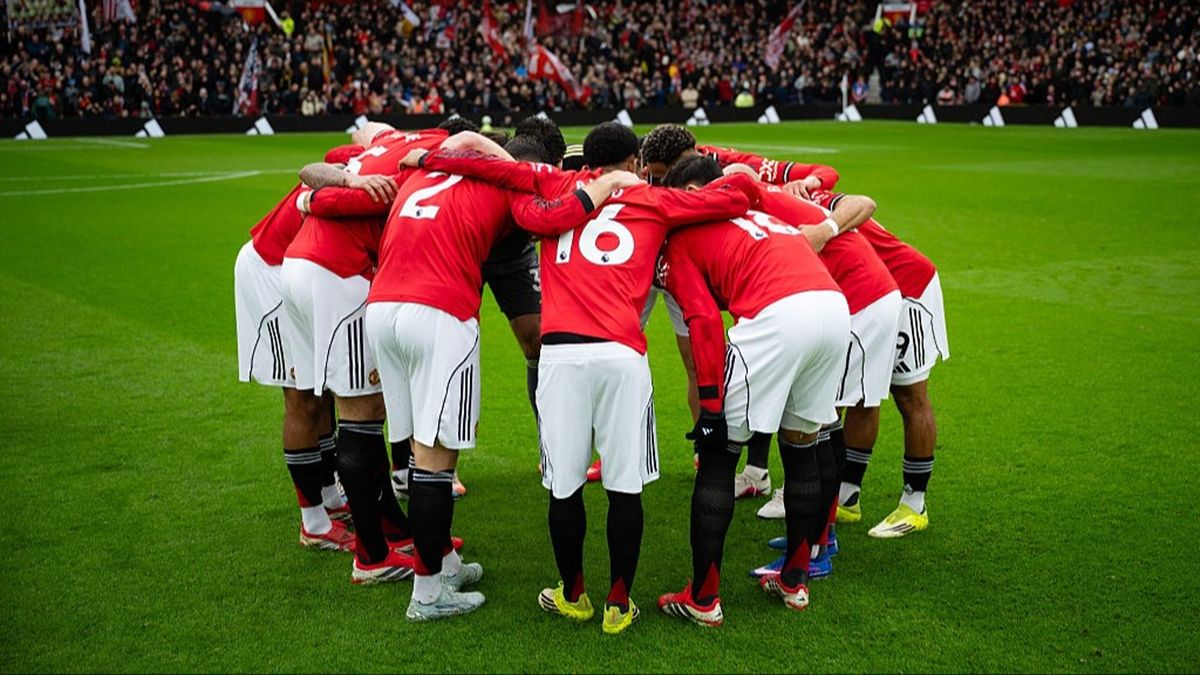 Man Utd brutally troll Chelsea as eagle-eyed fans spot five-word comment