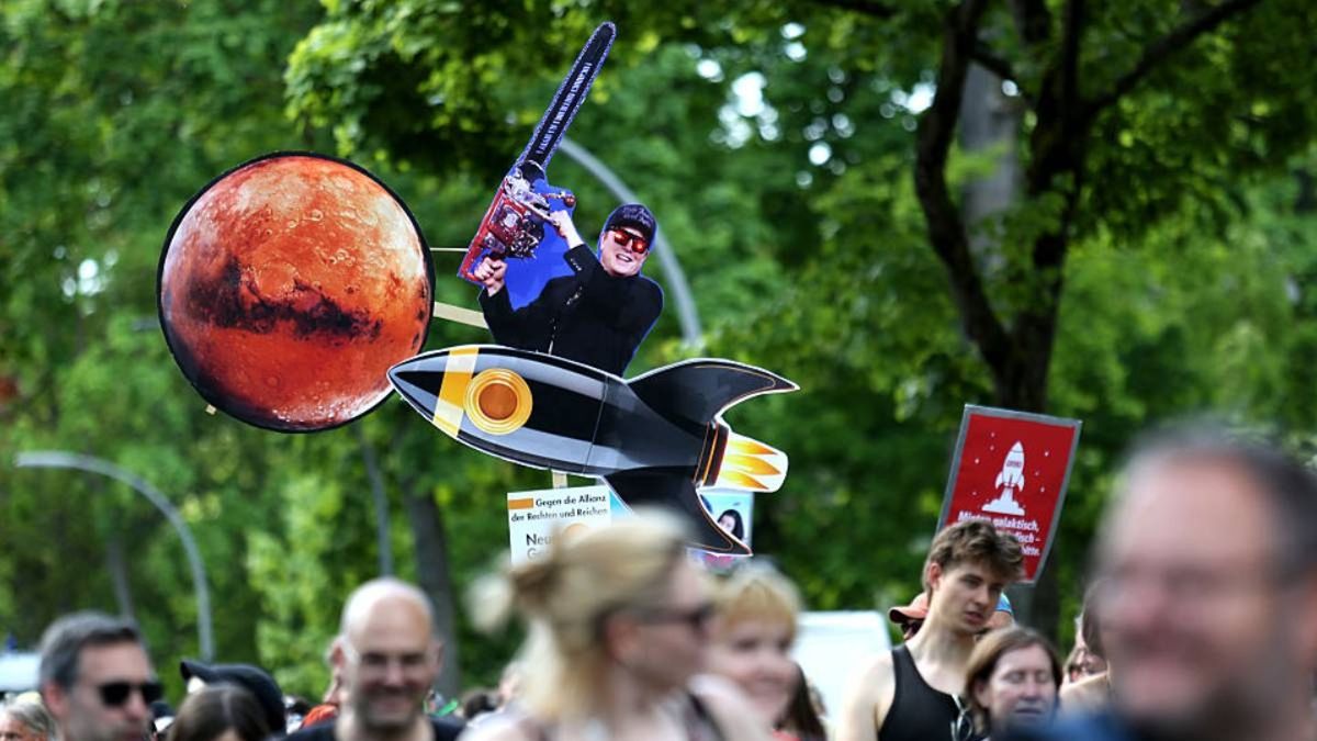 Musk's Mars mission hits milestone after billionaire denies offering ...