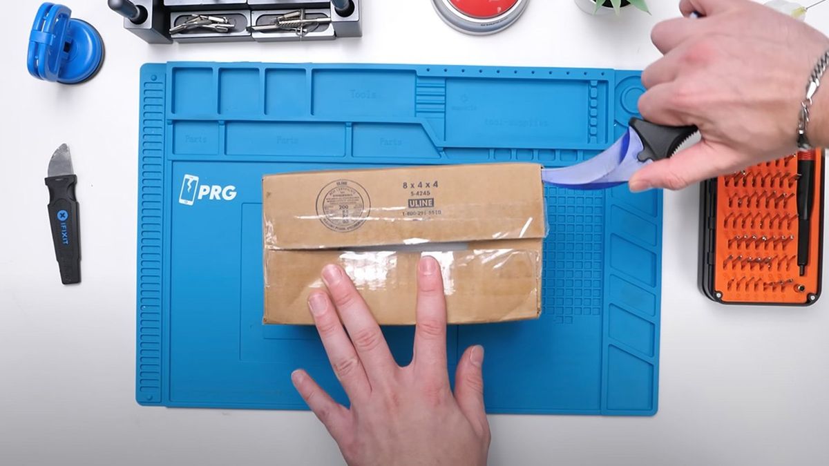 Man makes shocking discovery whilst unboxing two refurbished iPhones ...
